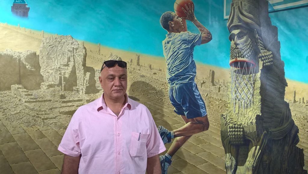 The Iraqi painter and artist Muayad Muhsin. Foto: Babylon Festival ...